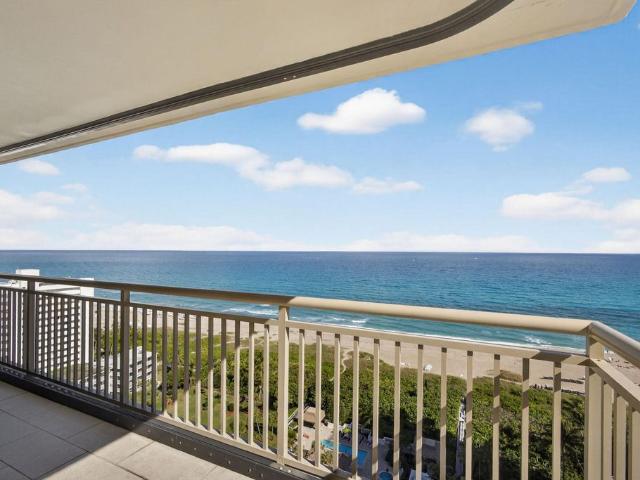 Luxury apartment complex for rent in West Palm Beach, Florida