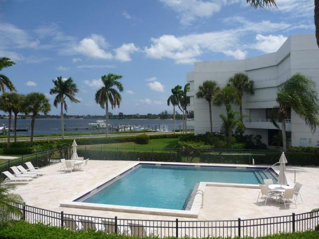 Luxury apartment complex for rent in West Palm Beach, Florida