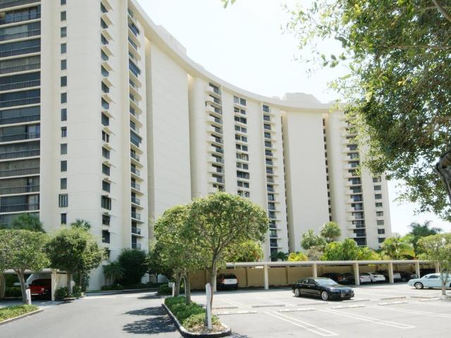 Luxury apartment complex for rent in West Palm Beach, Florida