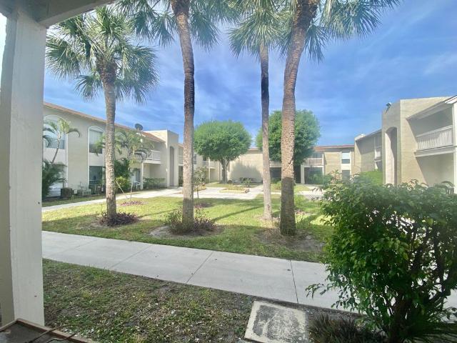 Luxury apartment complex for rent in West Palm Beach, Florida