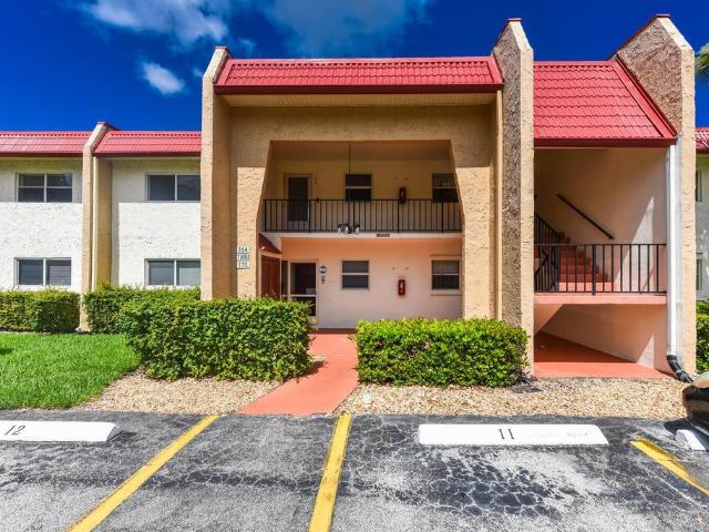 Luxury apartment complex for rent in West Palm Beach, Florida