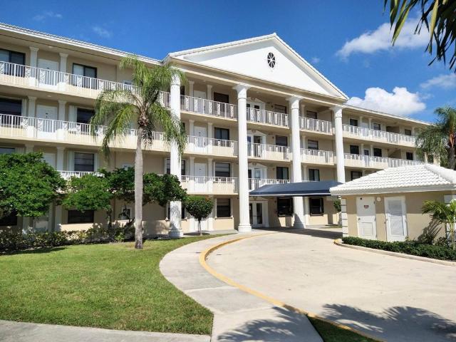 Luxury apartment complex for rent in West Palm Beach, Florida