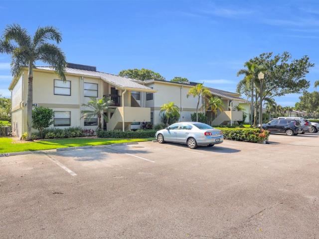Luxury apartment complex for rent in West Palm Beach, Florida