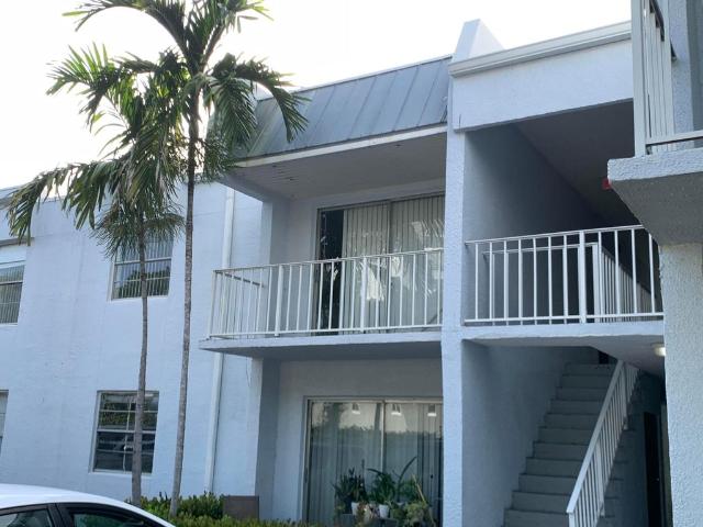 Luxury apartment complex for rent in West Palm Beach, Florida