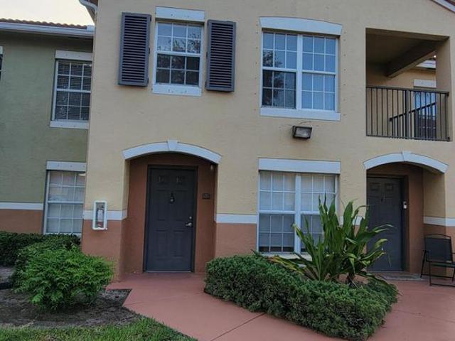 Luxury apartment complex for rent in West Palm Beach, Florida