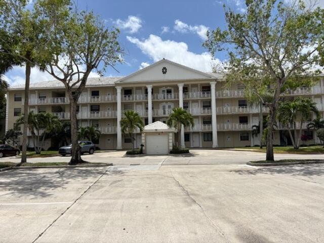 Luxury apartment complex for rent in West Palm Beach, Florida
