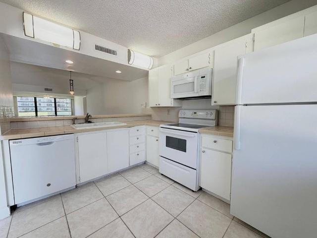 Luxury apartment complex for rent in West Palm Beach, Florida