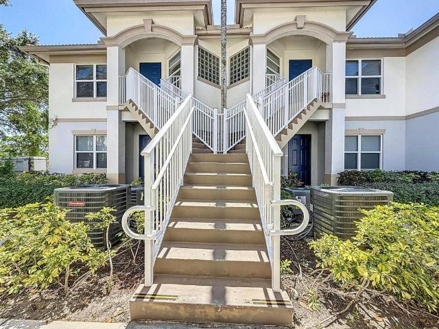 Luxury apartment complex for rent in West Palm Beach, Florida