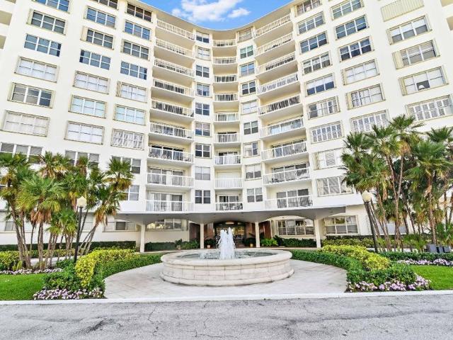 Luxury apartment complex for rent in West Palm Beach, Florida