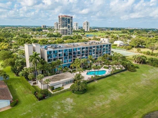 Luxury apartment complex for rent in West Palm Beach, Florida