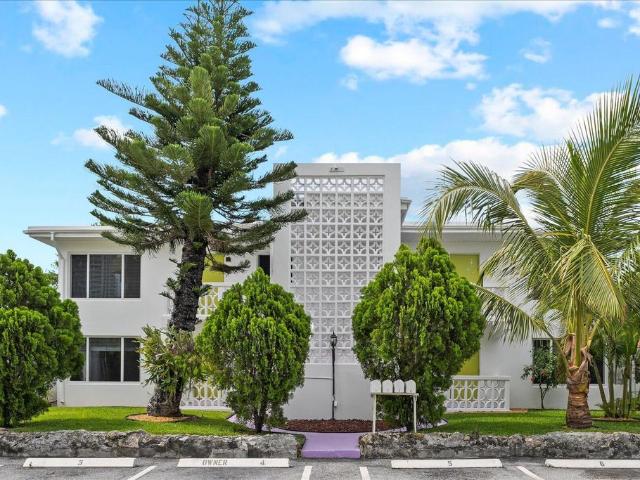 Luxury apartment complex for rent in West Palm Beach, United States
