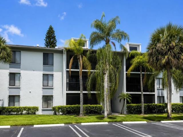 Luxury apartment complex for rent in West Palm Beach, United States