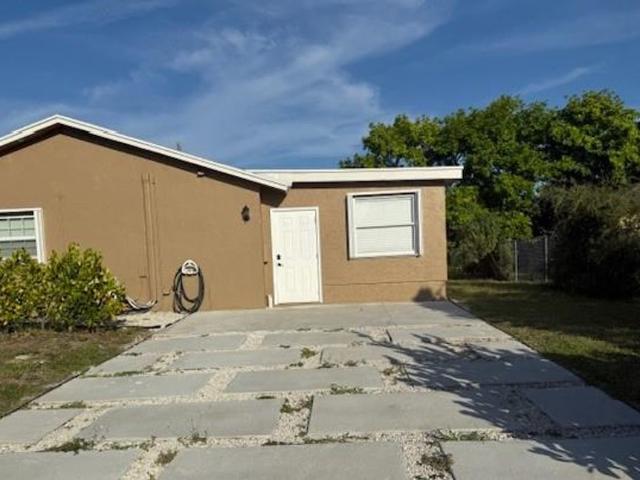 Luxury apartment complex for rent in West Palm Beach, United States