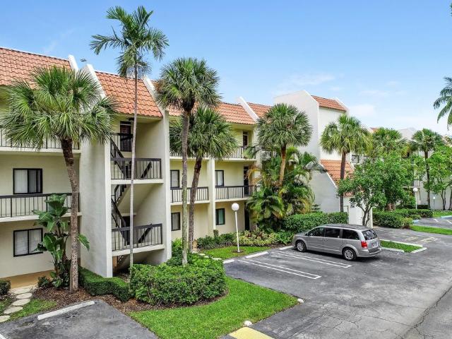 Luxury apartment complex for rent in West Palm Beach, United States
