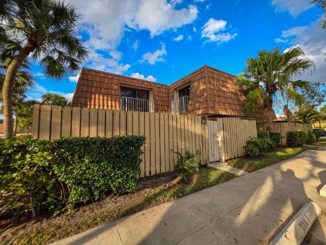 Luxury apartment complex for rent in West Palm Beach, United States