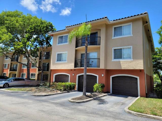 Luxury apartment complex for rent in West Palm Beach, United States