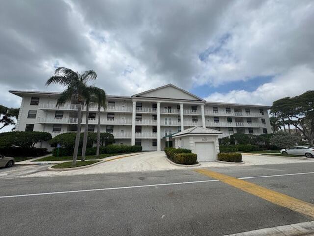 Luxury apartment complex for rent in West Palm Beach, United States