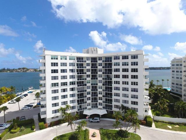 Luxury apartment complex for rent in West Palm Beach, United States