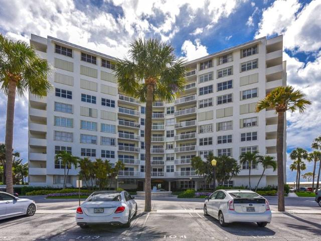 Luxury apartment complex for rent in West Palm Beach, United States