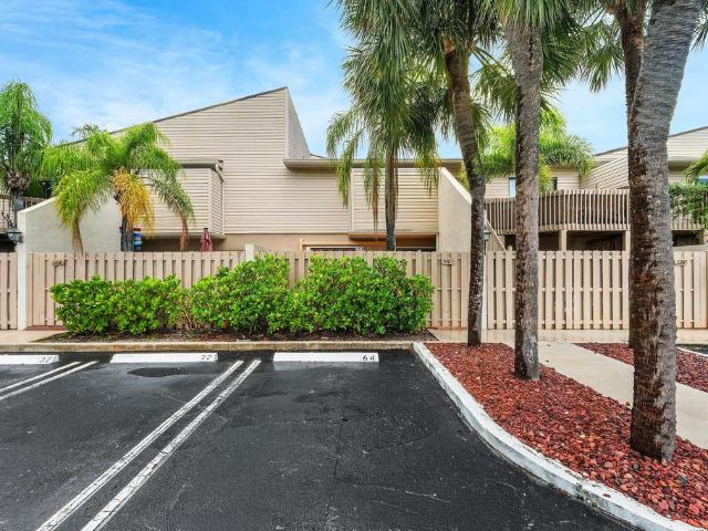 Luxury apartment complex for rent in West Palm Beach, United States