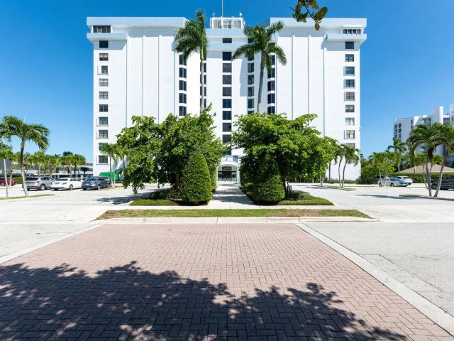 Luxury apartment complex for rent in West Palm Beach, United States
