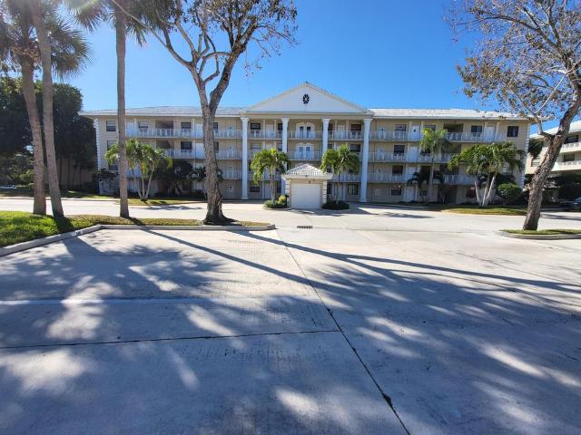 Luxury apartment complex for rent in West Palm Beach, United States