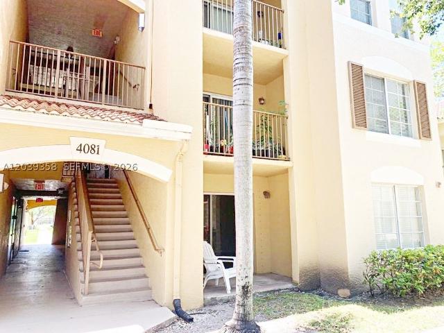 Luxury apartment complex for rent in West Palm Beach, United States