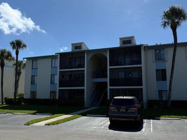 Luxury apartment complex for rent in West Palm Beach, United States