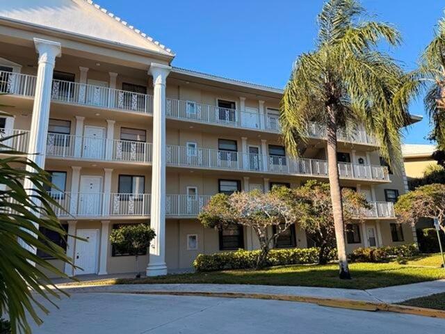 Luxury apartment complex for rent in West Palm Beach, United States