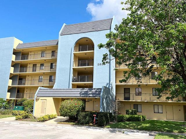 Luxury apartment complex for rent in West Palm Beach, United States