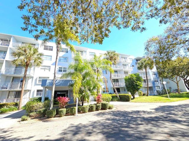 Luxury apartment complex for rent in West Palm Beach, United States