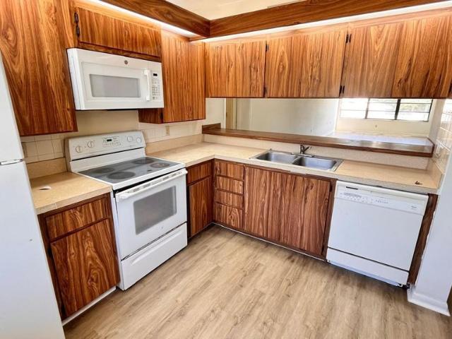 Luxury apartment complex for rent in West Palm Beach, United States