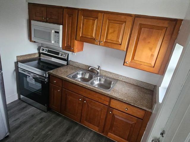 Luxury apartment complex for rent in West Park, United States