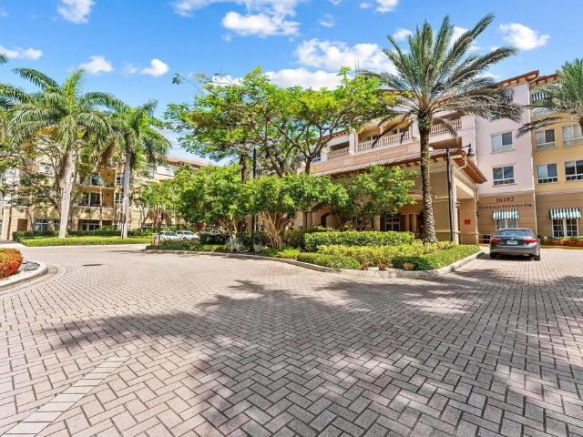 Luxury apartment complex for rent in Weston, Florida