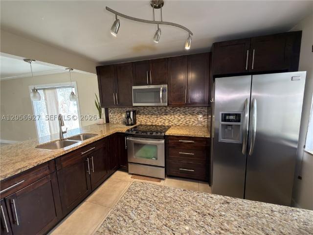 Luxury apartment complex for rent in Weston, Florida