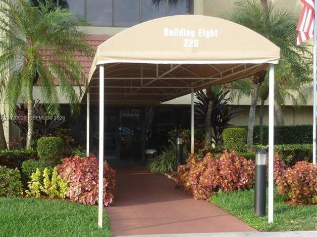 Luxury apartment complex for rent in Weston, Florida