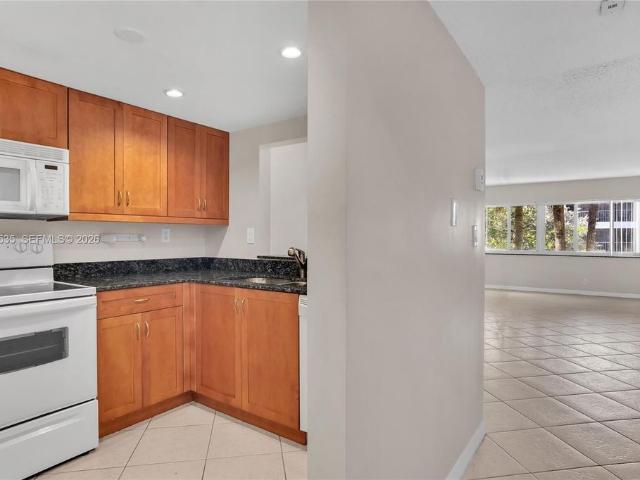 Luxury apartment complex for rent in Weston, Florida