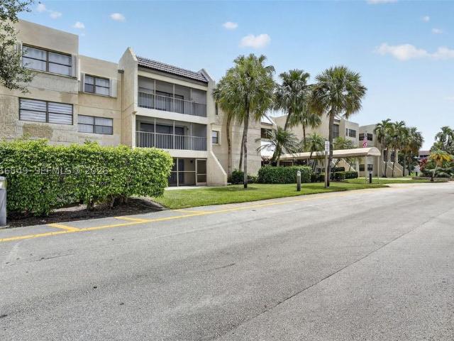 Luxury apartment complex for rent in Weston, Florida
