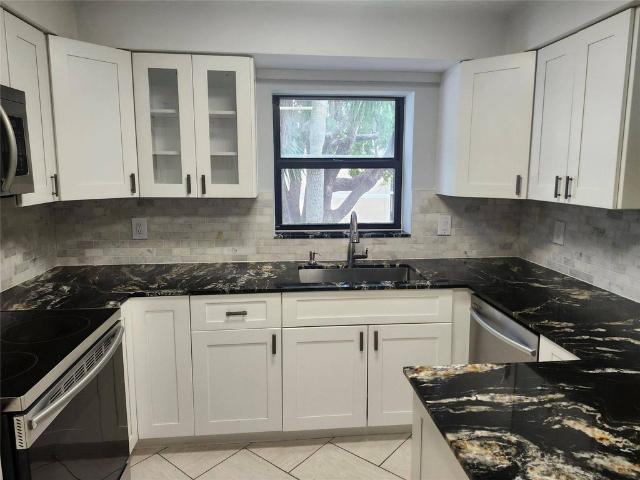 Luxury apartment complex for rent in Weston, Florida