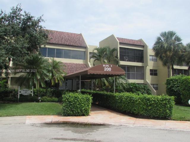 Luxury apartment complex for rent in Weston, Florida