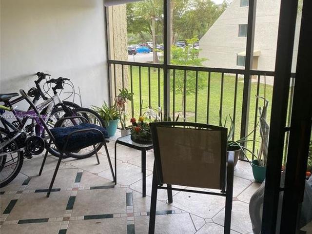 Luxury apartment complex for rent in Weston, Florida