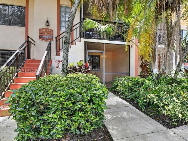 Luxury apartment complex for rent in Weston, United States