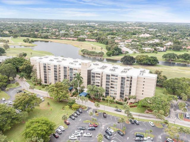 Luxury apartment complex for rent in Weston, United States