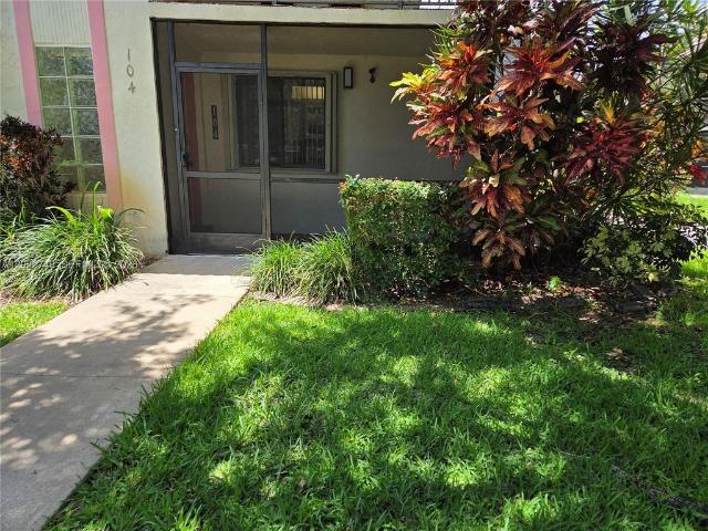 Luxury apartment complex for rent in Weston, United States