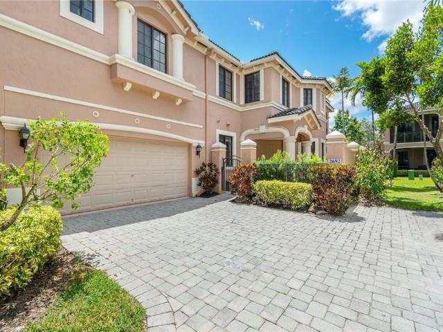 Luxury apartment complex for rent in Weston, United States