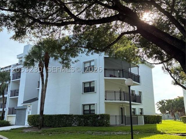 Luxury apartment complex for rent in Weston, United States