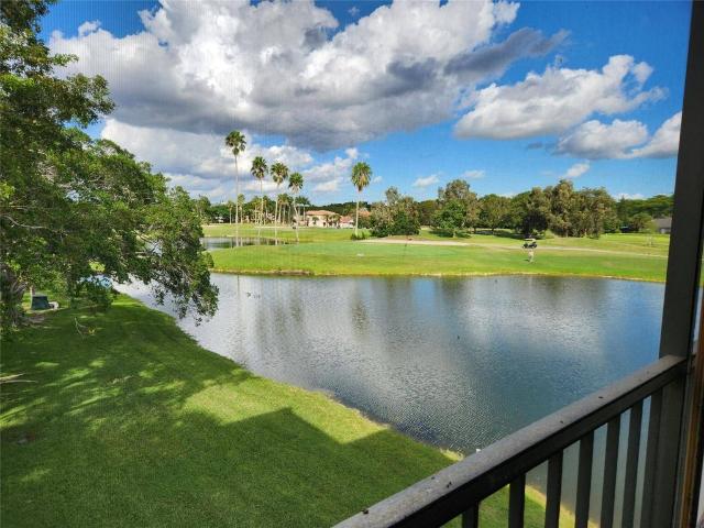 Luxury apartment complex for rent in Weston, United States