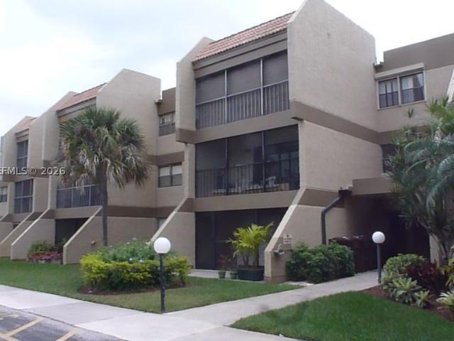 Luxury apartment complex for rent in Weston, United States