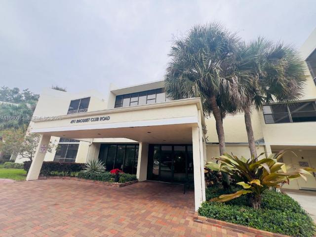 Luxury apartment complex for rent in Weston, United States