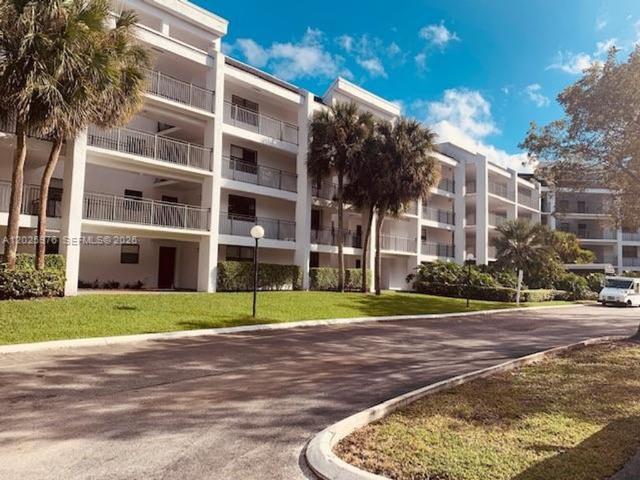 Luxury apartment complex for rent in Weston, United States